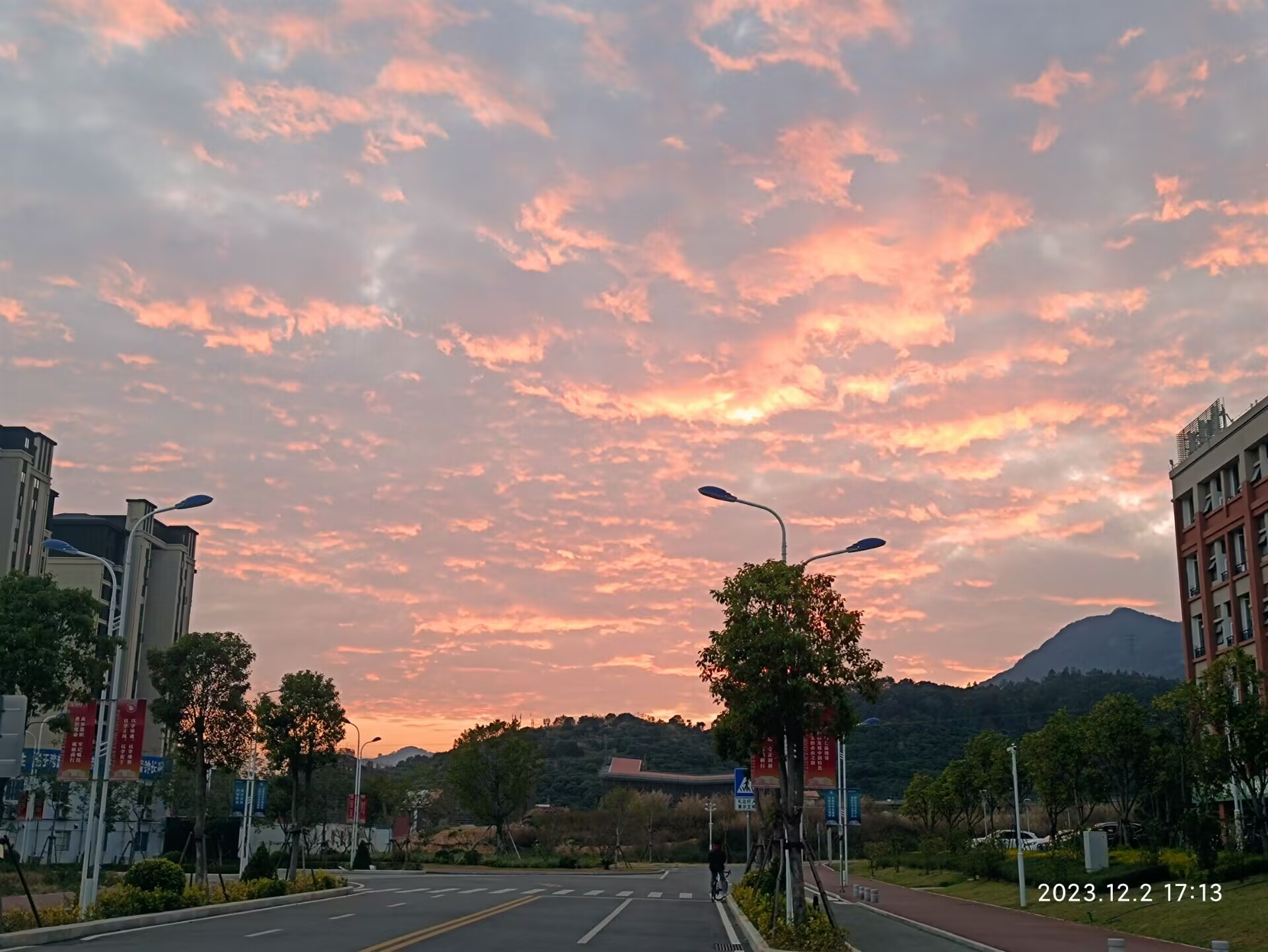 上传带有校园标志的生活照片 - 易班优课